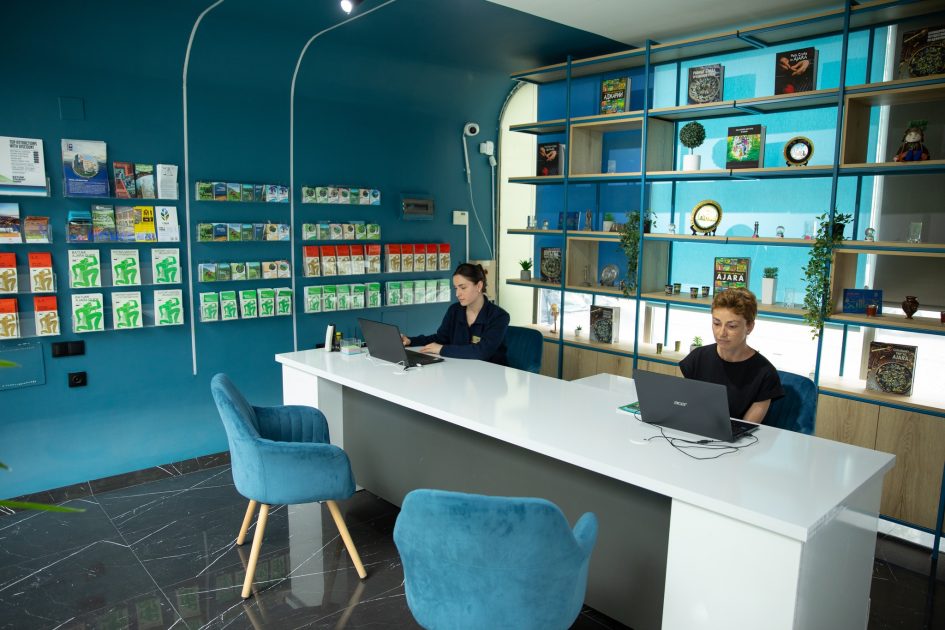 წიგნები აჭარის 9-ვე ტურისტულ-საინფორმაციო ცენტრშია ხელმისაწვდომი ...